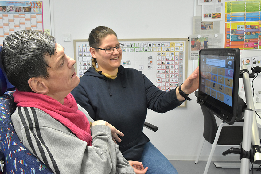 Ein Sprachcomputer, der mit den Augen gesteuert wird - johannes-diakonie.de
